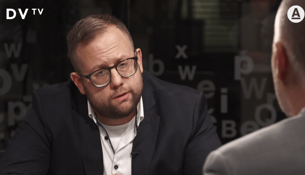 Petr Hopfinger v DVTV: Děti jsou důležitější než parkety - Učitel naživo